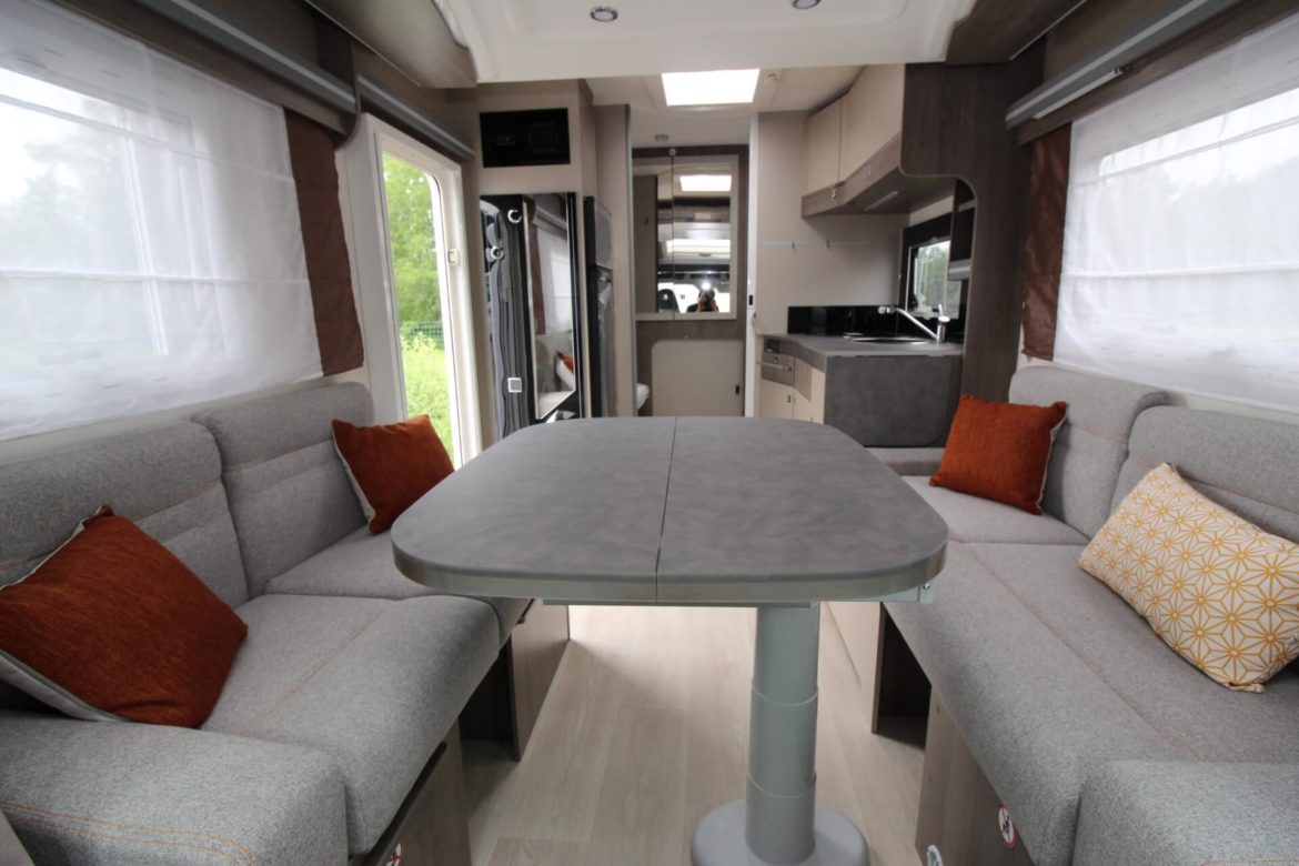 Camping car Profilé Challenger 260 Graphite Edition – Isacar