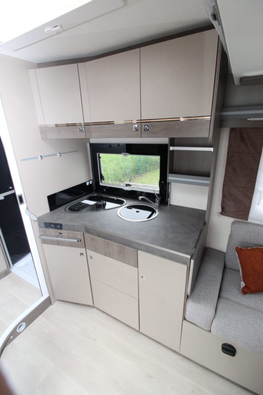 Camping car Profilé Challenger 260 Graphite Edition – Isacar